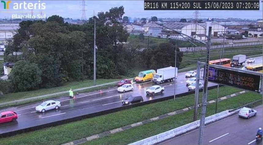 Acidente bloqueia parcialmente BR-116 em Curitiba - Mobilidade Curitiba